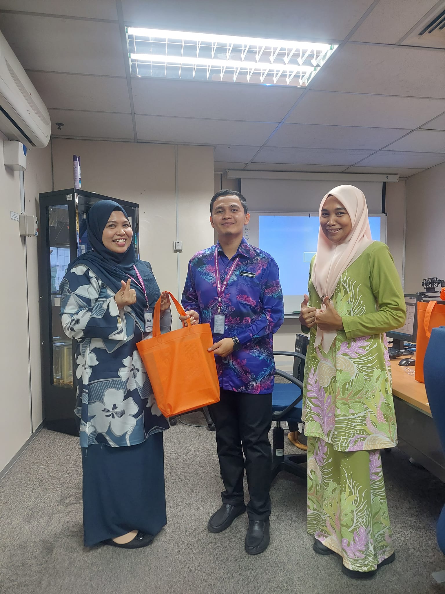 Cenderahati Hari Jadi Ahli Kelab Kakitangan LPPKN Januari – Julai 2023 ...